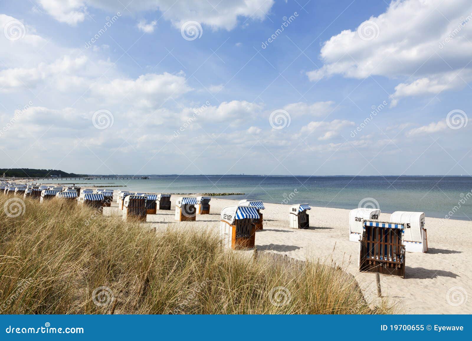 Ligstoelen bij de Oostzee stock afbeelding. Image of seizoen - 19700655