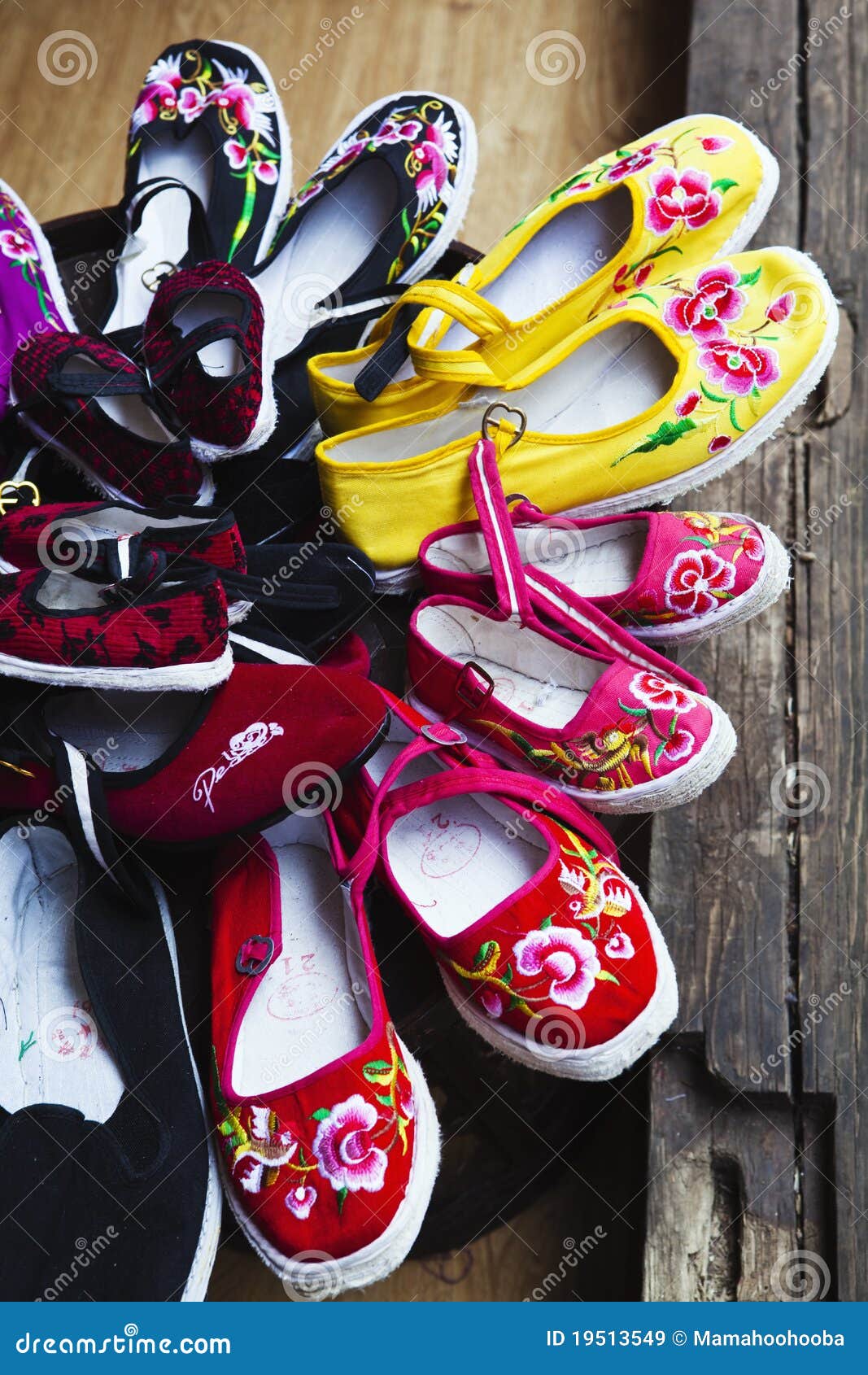 Lijiang : Chaussures De Chinois Traditionnel Image stock - Image du ...