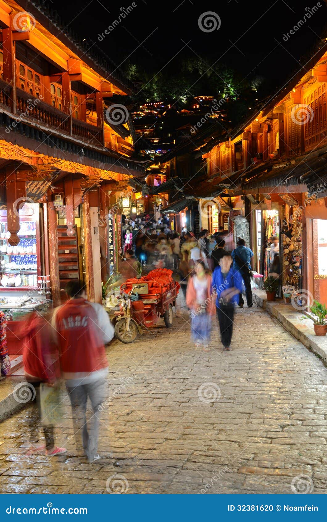 Lijiang by night editorial image. Image of lijiang, yunnan - 32381620
