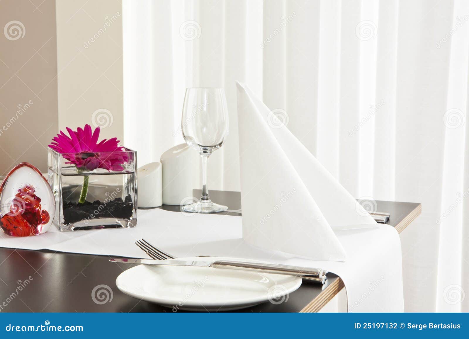 Lijsten Met Formele Opstelling in Modern Restaurant Stock Foto - Image ...