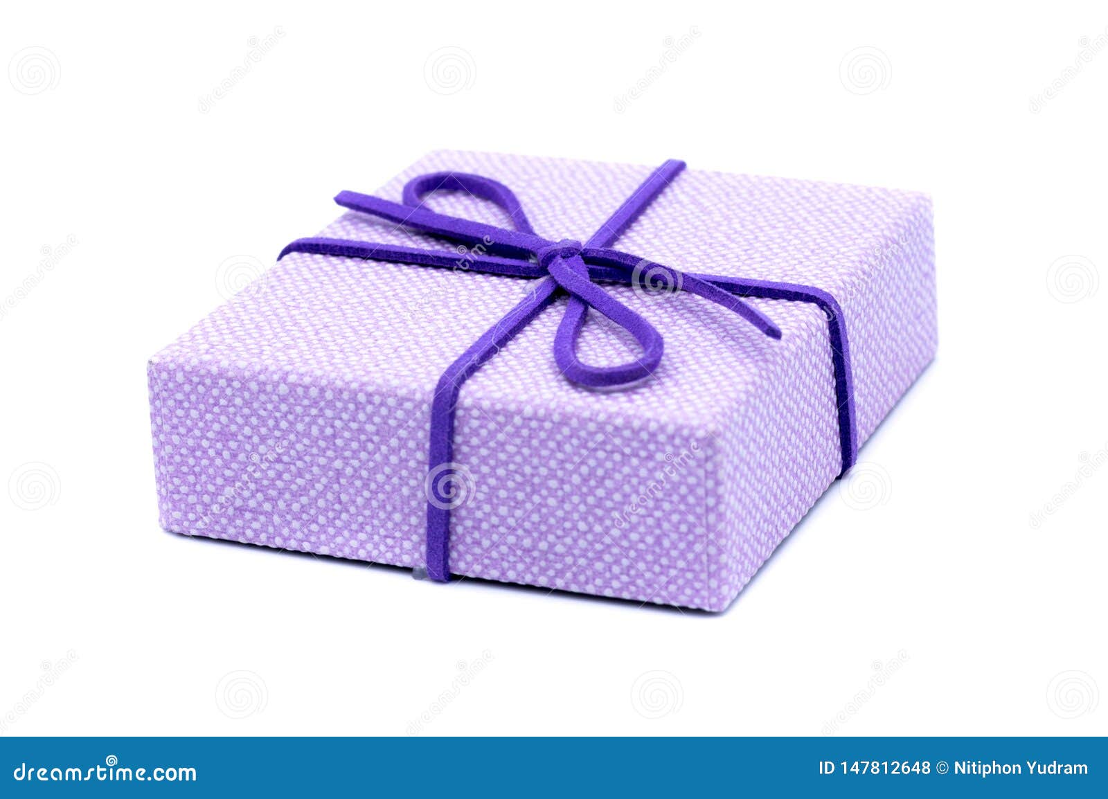 Lila Geschenkbox Mit Violettem Bogen Stockfoto - Bild von feier ...
