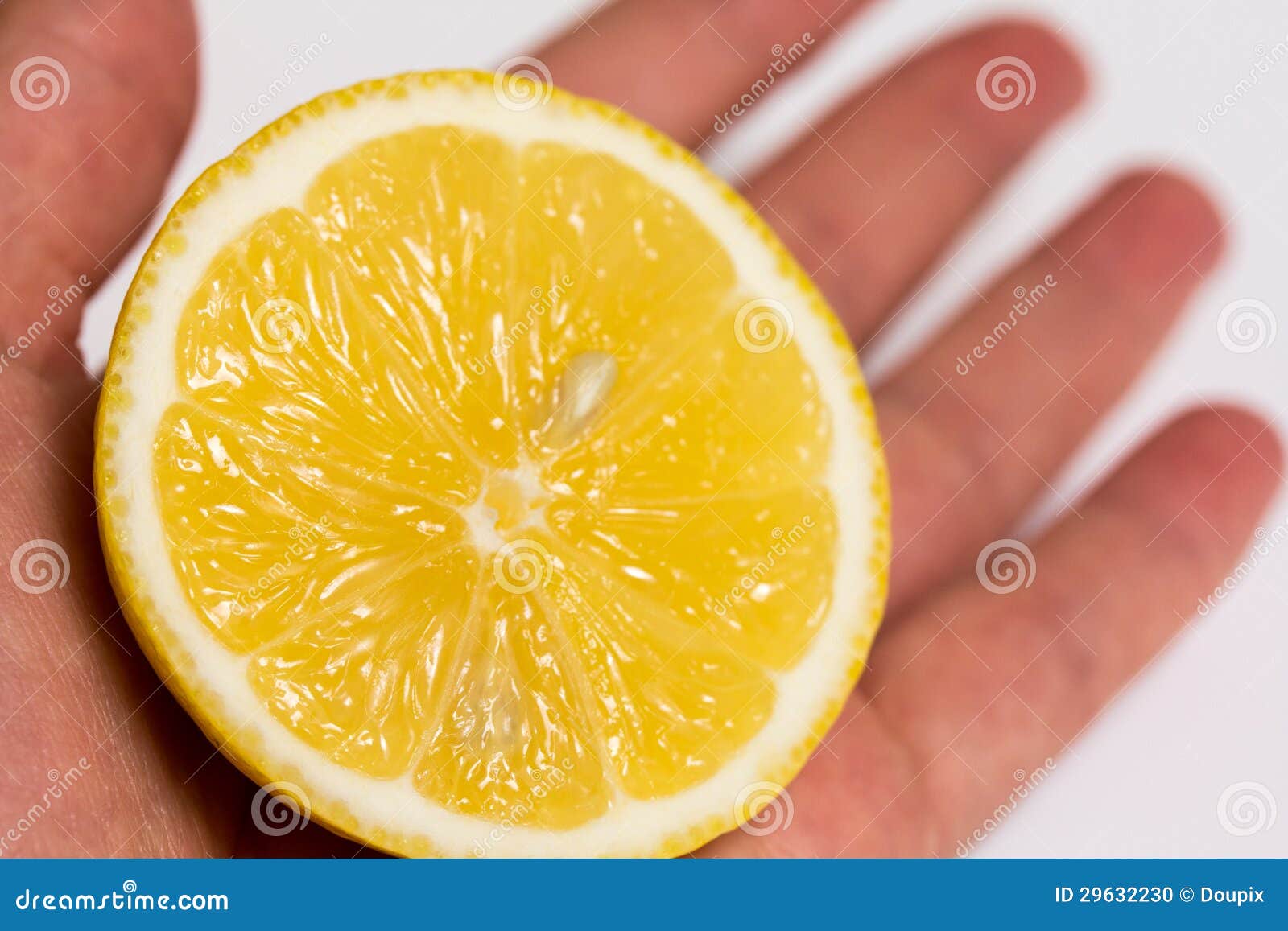 Limón medio en una mano foto de archivo. Imagen de hermoso - 29632230
