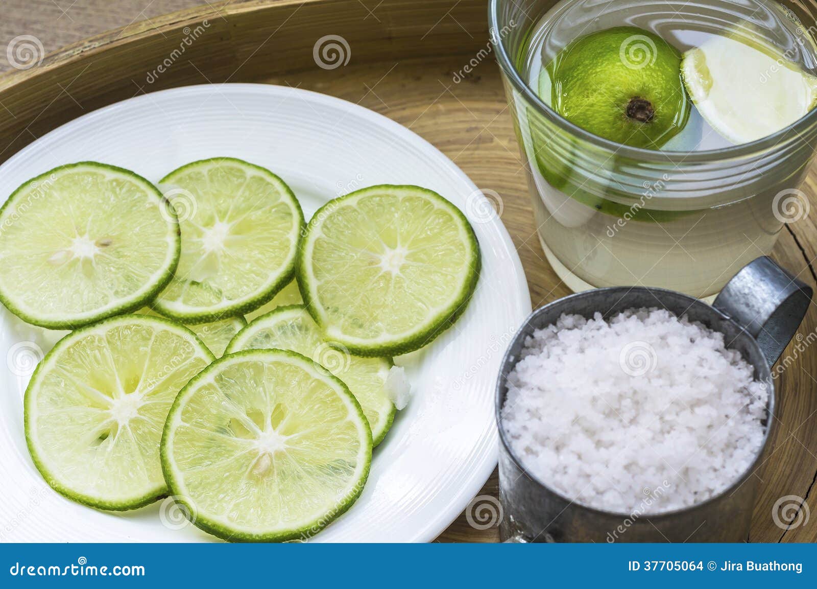 Limón, sal y jugo foto de archivo. Imagen de dolorido - 37705064