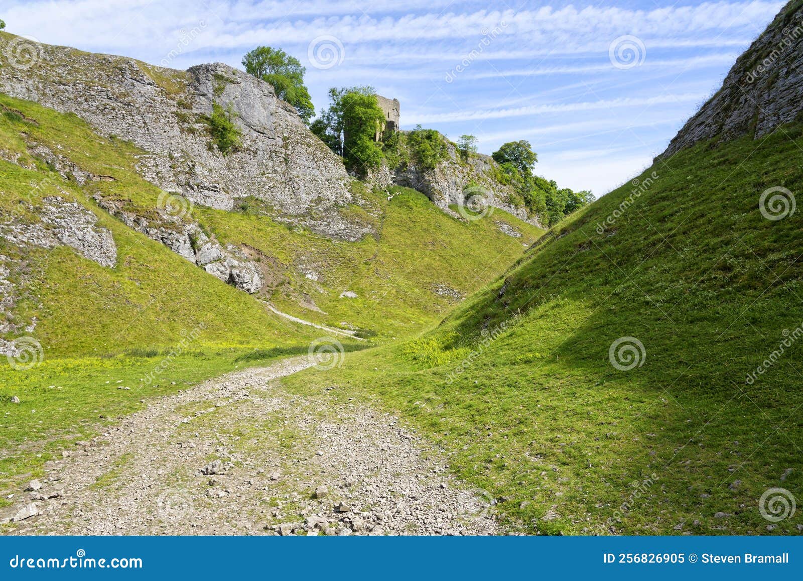 Limestone Walls of Cave Dale, Castleton Stock Image - Image of hillside ...