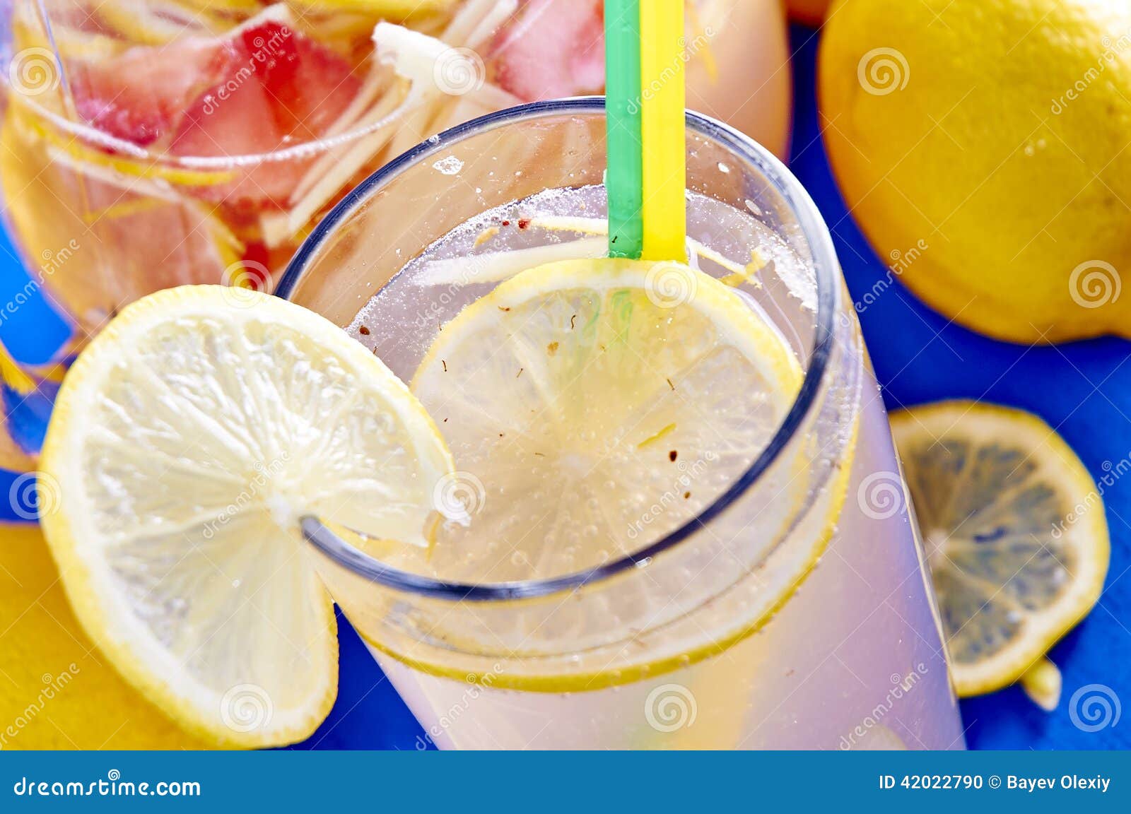 Limonada Helada En Un Vidrio Con El Pithcer Foto de archivo - Imagen de ...