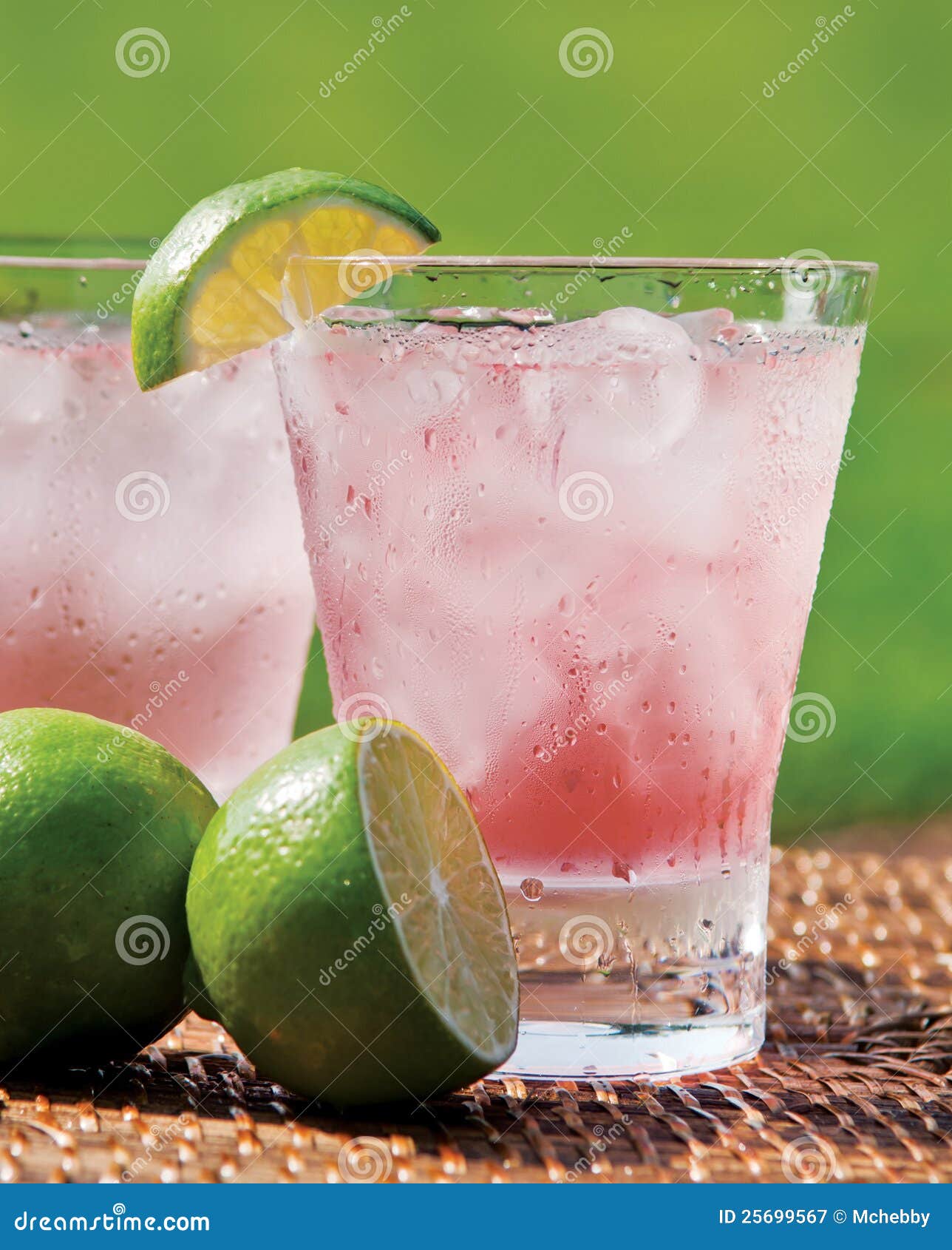 Limonada rosada imagen de archivo. Imagen de exterior - 25699567