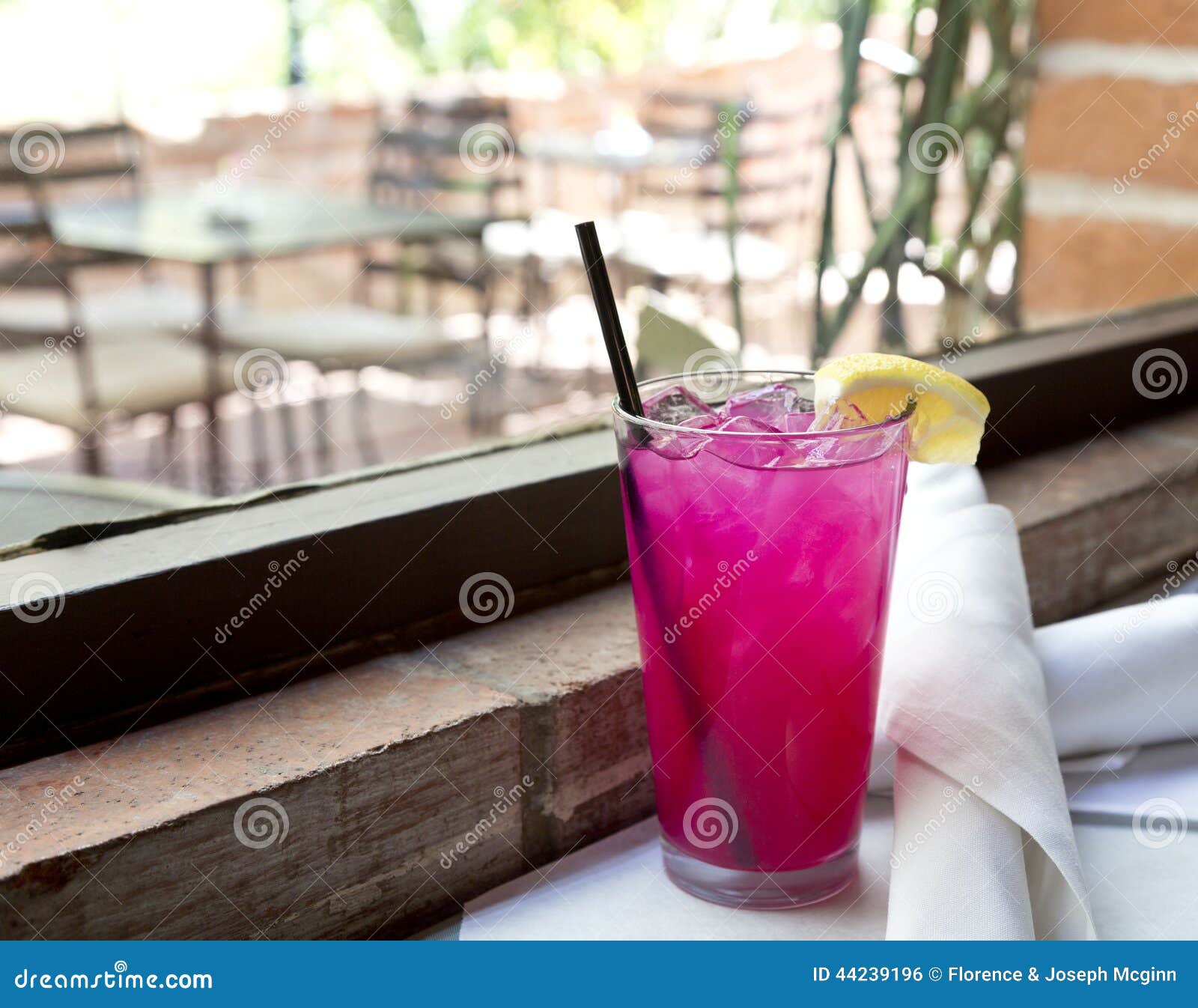 Limonada Rosada Helada En Vidrio Alto Foto de archivo - Imagen de ...