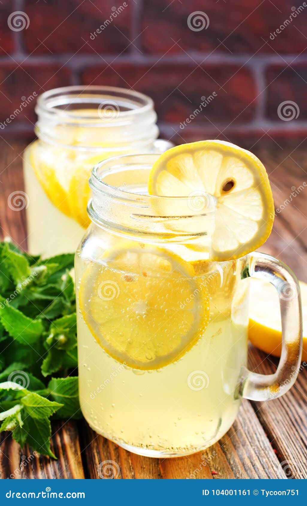 Limonade stockbild. Bild von zischen, frühling, bestandteil - 104001161