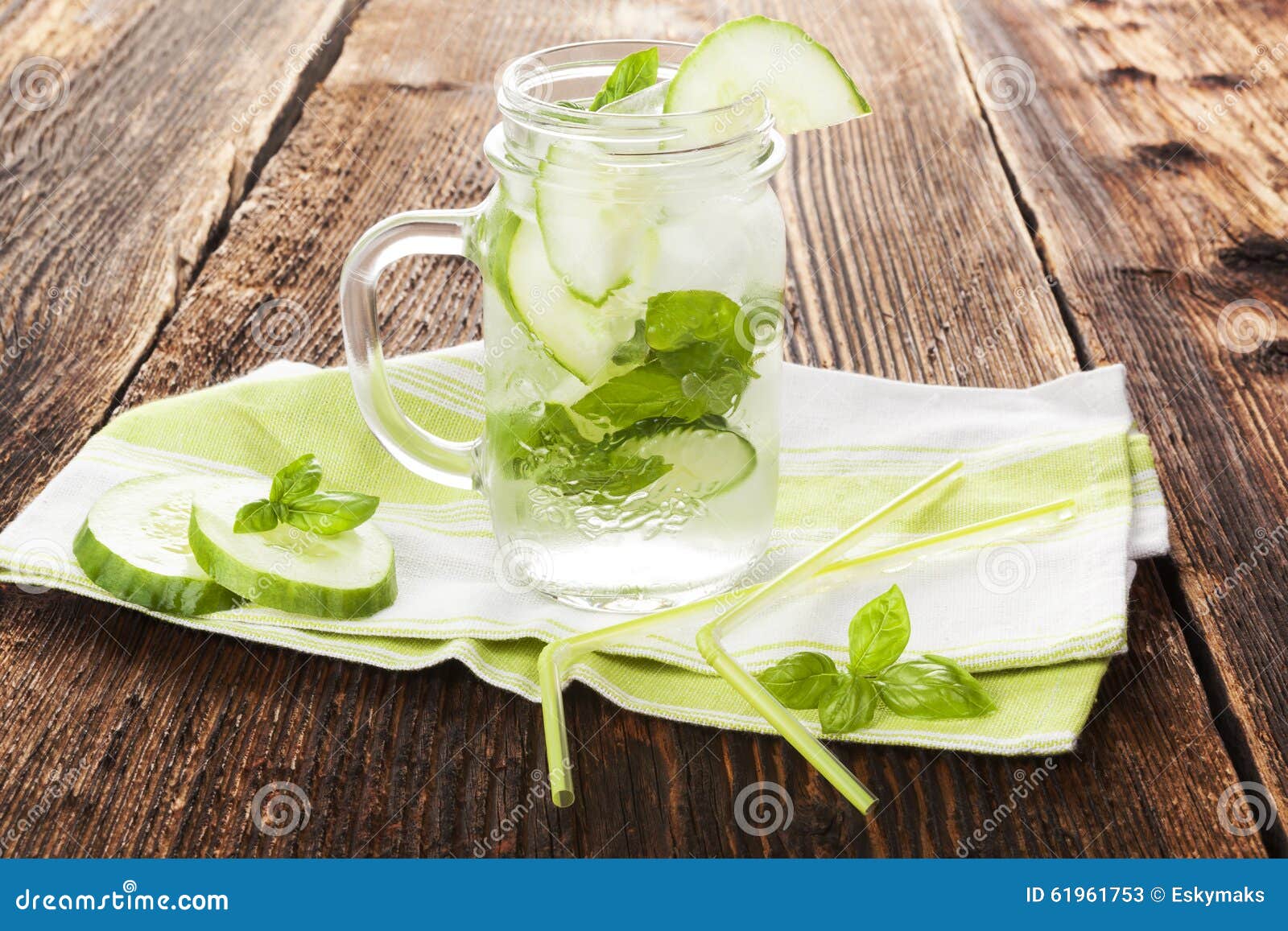Limonade De Basilic De Concombre Image stock - Image du liquide ...