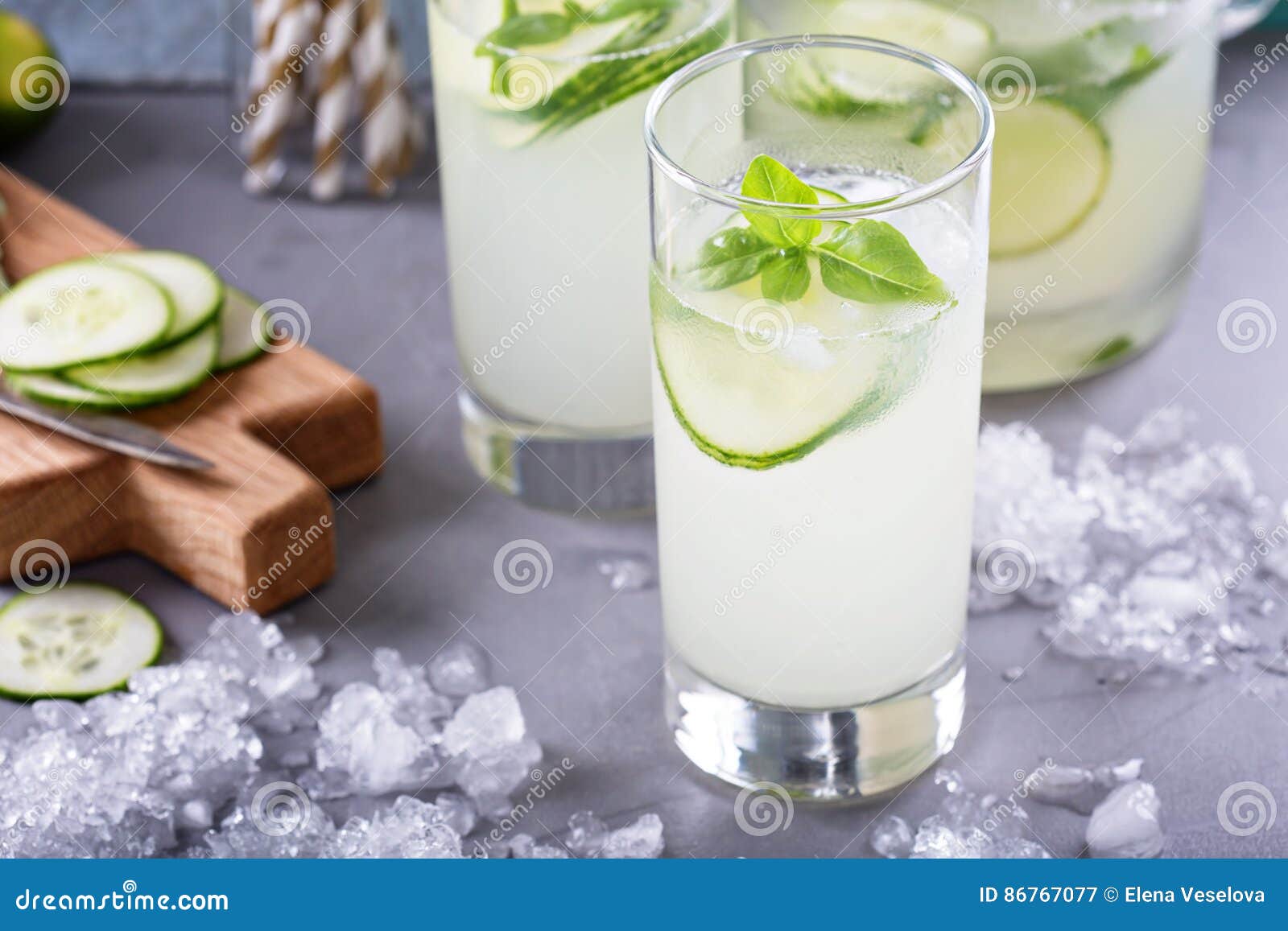 Limonade De Concombre En Verres Grands Image stock - Image du froid ...