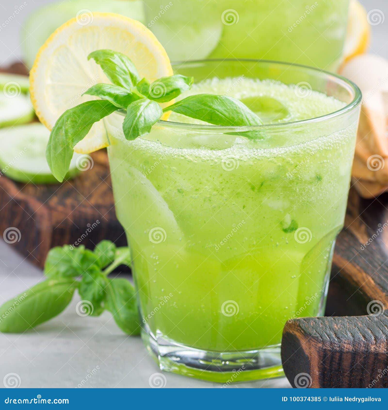 Limonade Faite Maison Avec De L'eau Le Concombre, Le Basilic, Le Citron ...