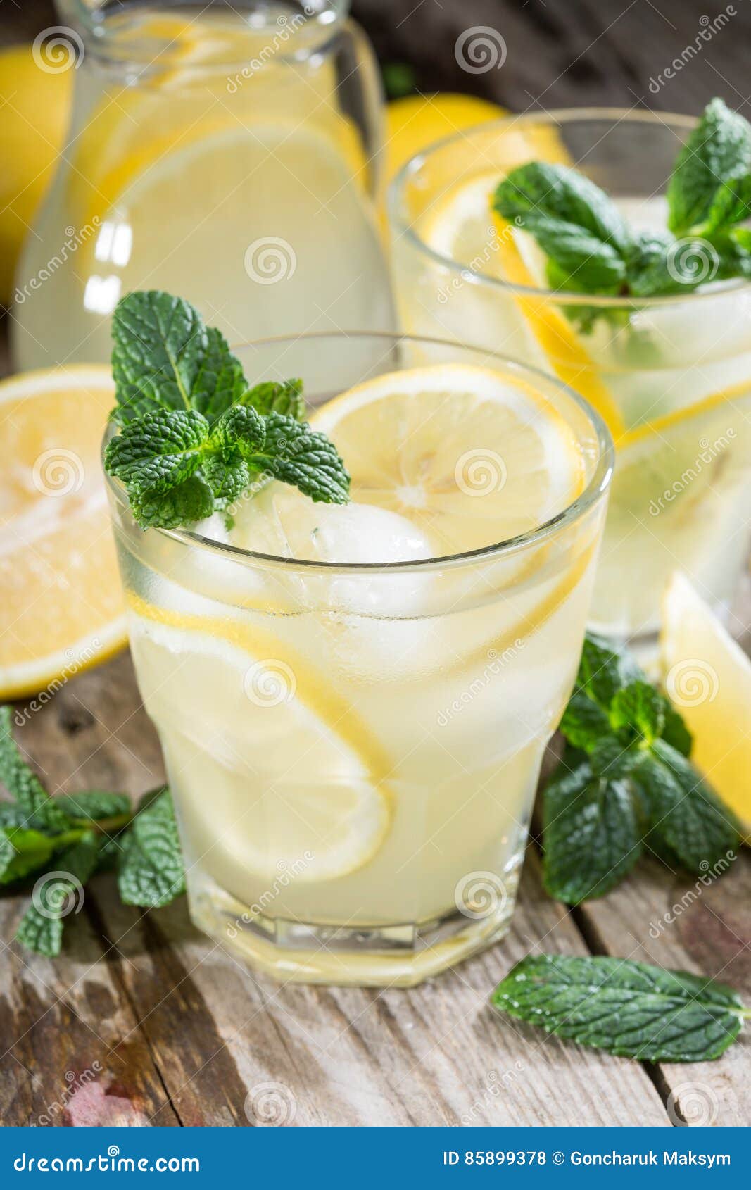 Limonade Faite Maison Avec Le Citron Frais Photo stock - Image du ...