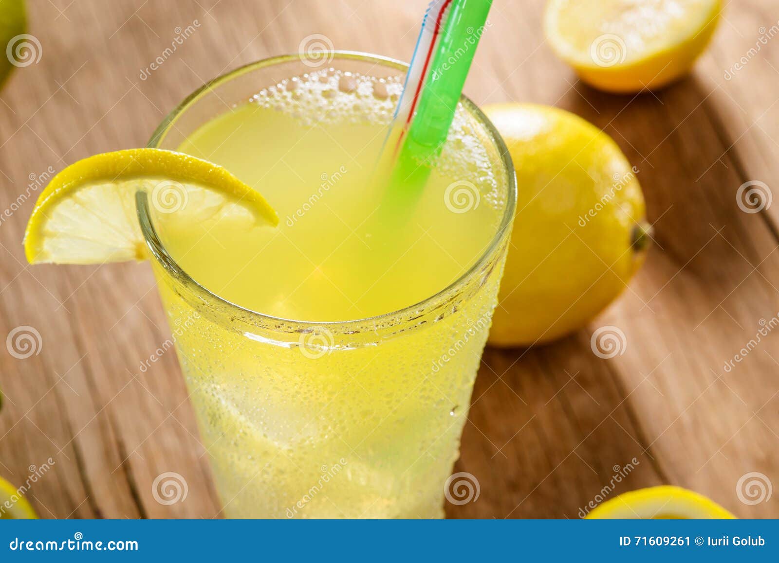 Limonade Met Een Groen Stro Stock Afbeelding - Image of staaf ...