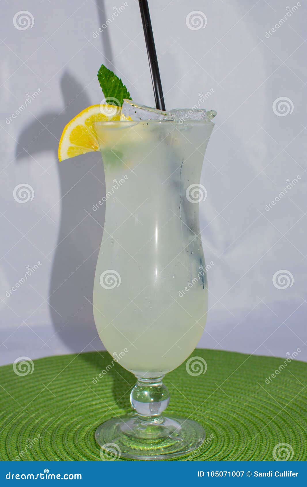 Limonade Op Een Groene Strocirkel Stock Afbeelding - Image of ...