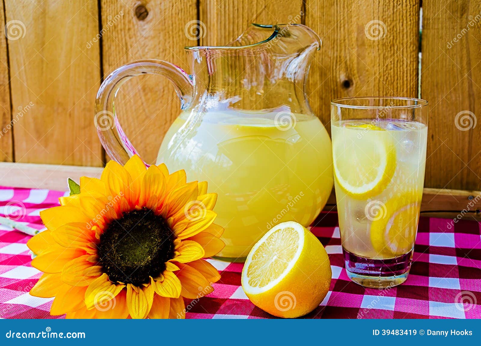 Limonata immagine stock. Immagine di estate, fette, girasoli - 39483419