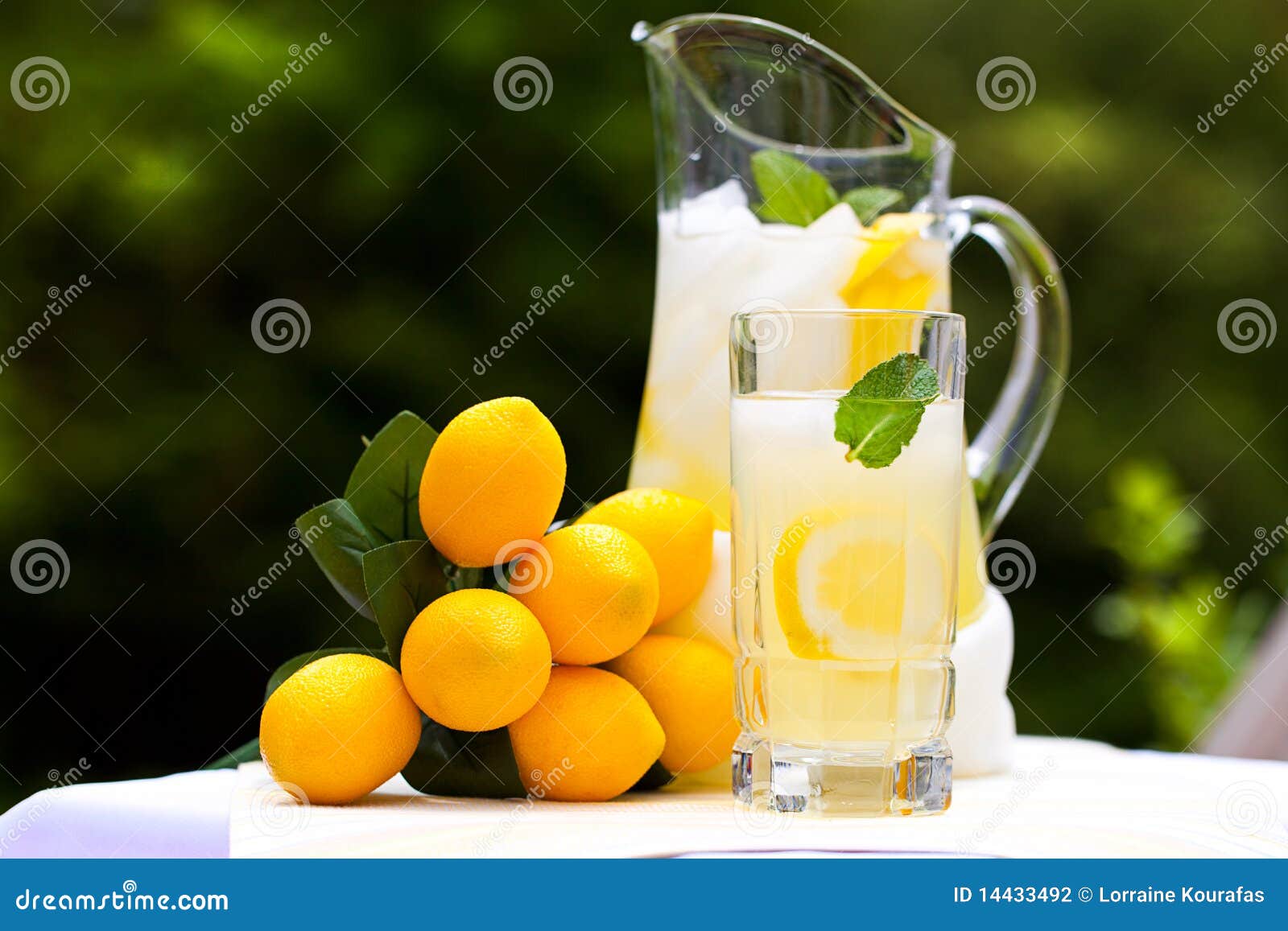 Limonata Ghiacciata Con La Menta Fotografia Stock - Immagine di agrume ...