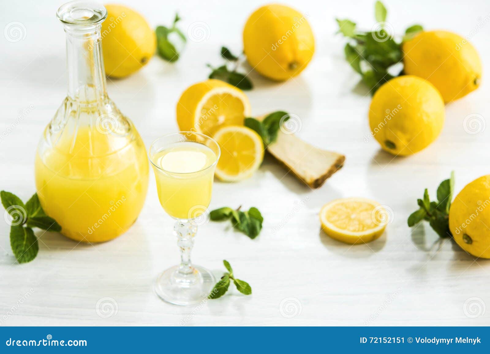 Limoncello Traditionnel Italien De Liqueur Avec Le Citron Image stock ...