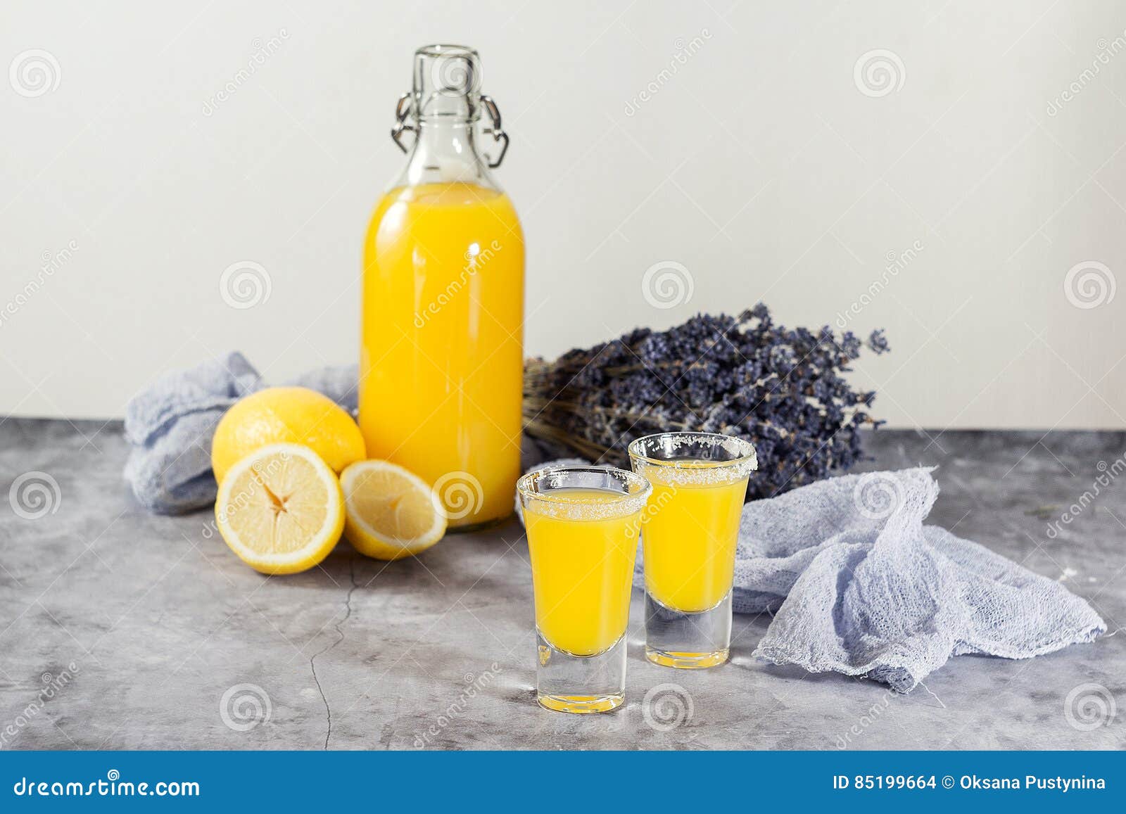 Limoncello Traditionnel Italien De Liqueur Avec Le Citron Photo stock ...