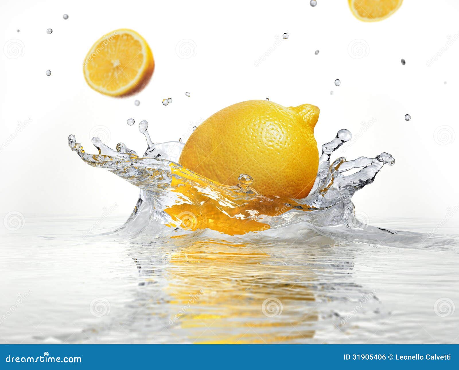 Limone Che Spruzza Nella Chiara Acqua. Fotografia Stock - Immagine di ...