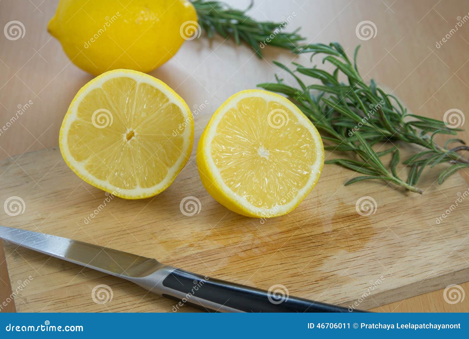 Limones Cortados En Una Tabla De Cortar Imagen de archivo - Imagen de ...