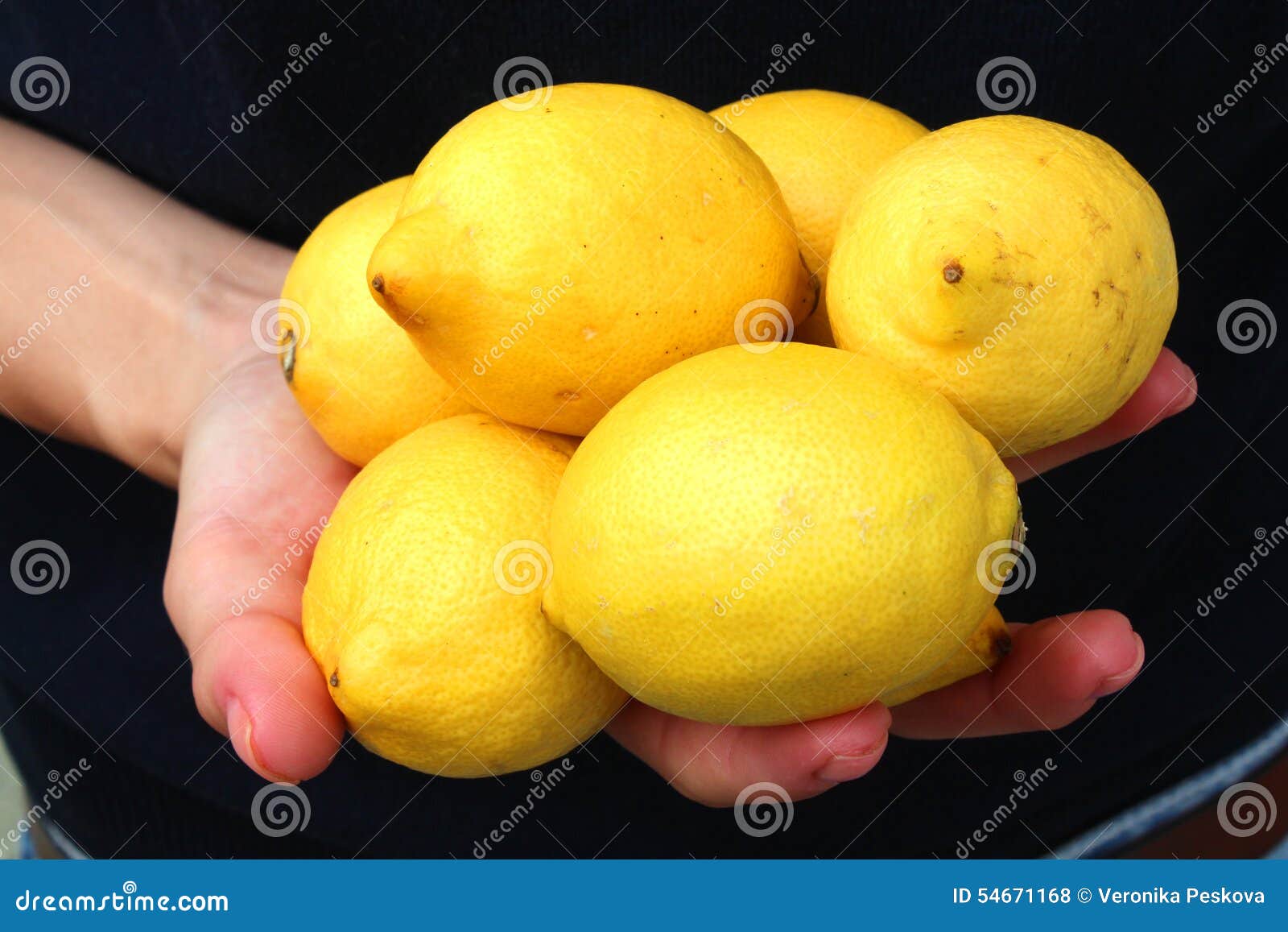 Limones en su mano foto de archivo. Imagen de fondo, estudio - 54671168