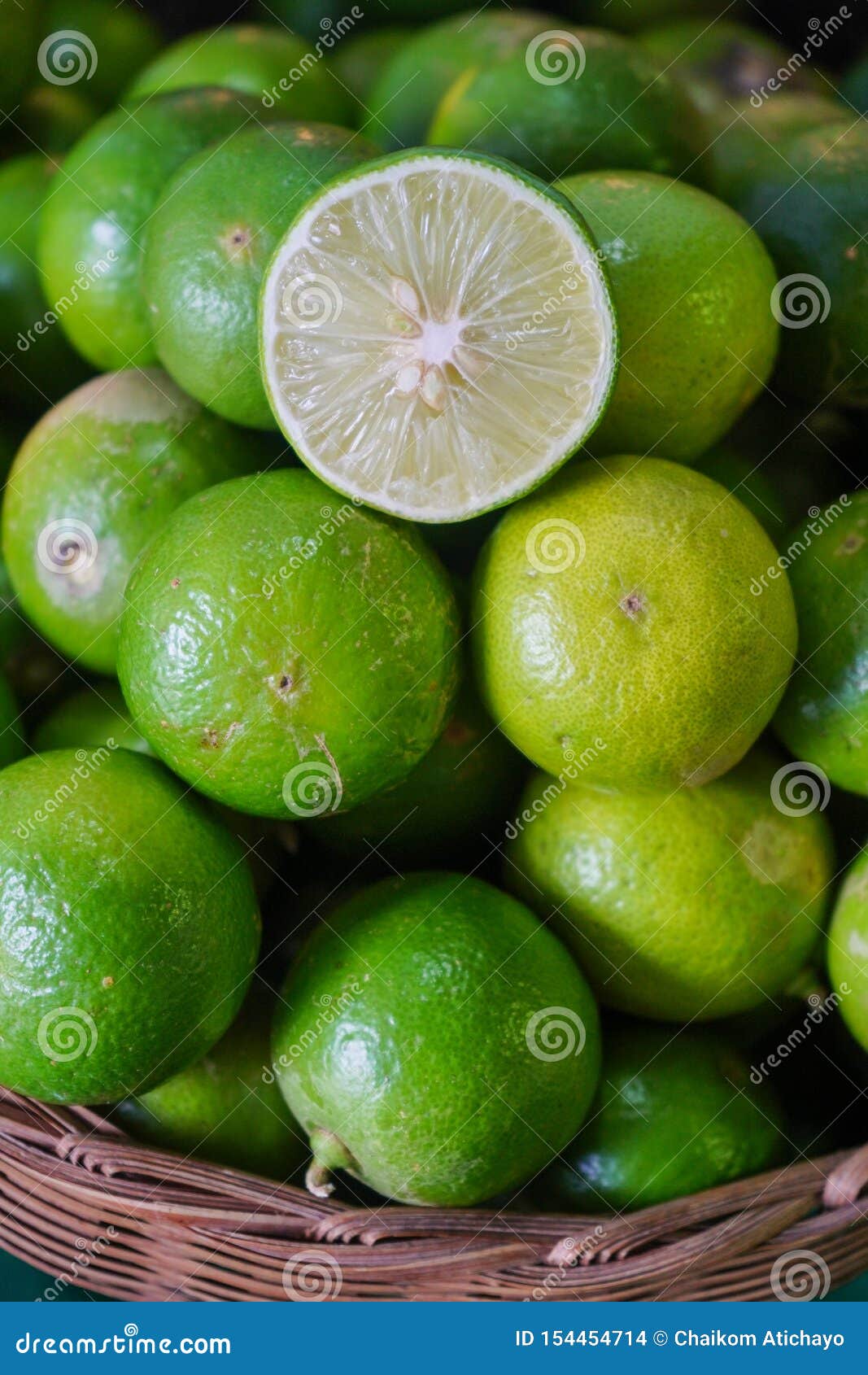 Limones verdes foto de archivo. Imagen de salud, jugo - 154454714