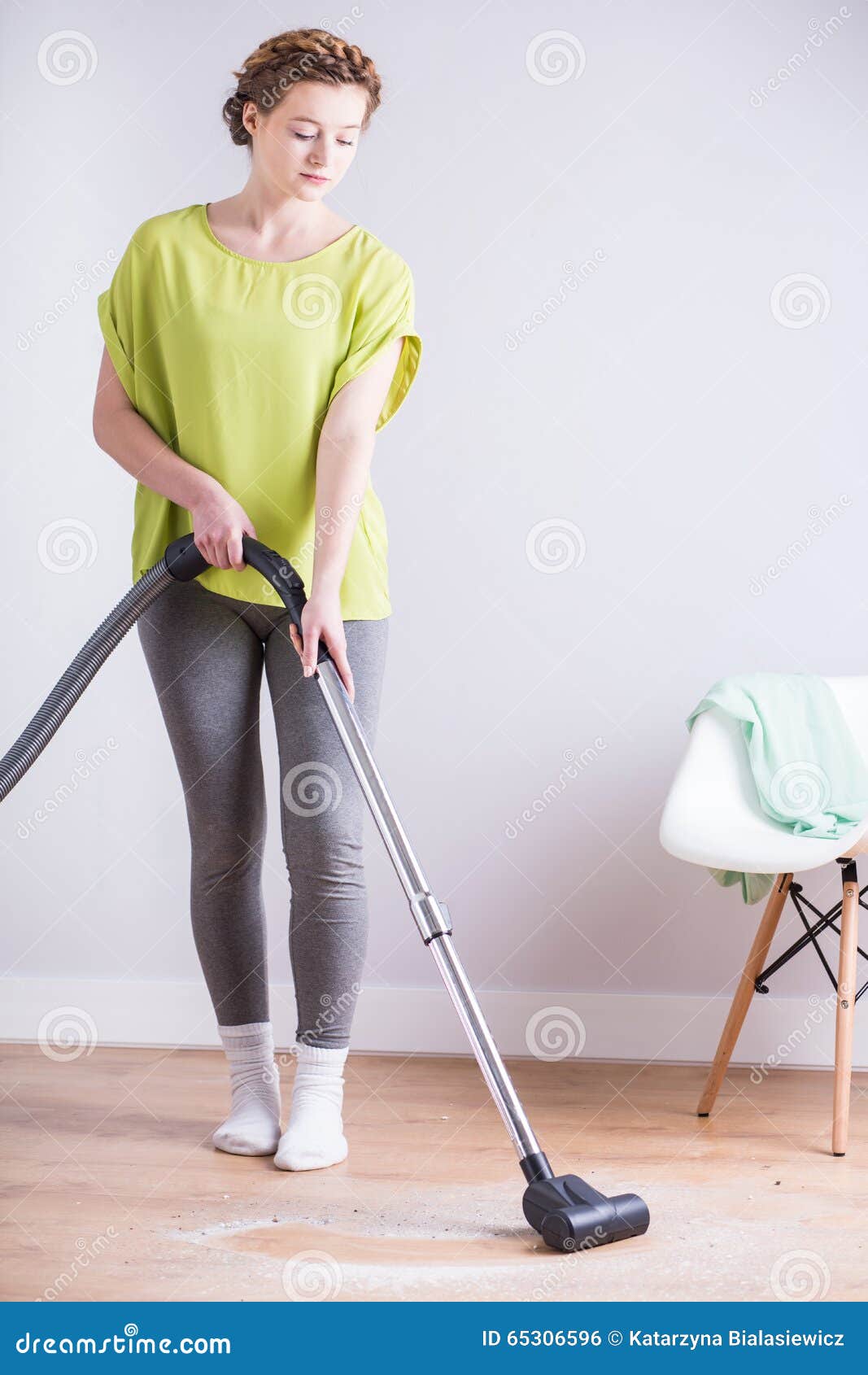 Limpiar El Cuarto Con La Aspiradora Foto de archivo - Imagen de ...