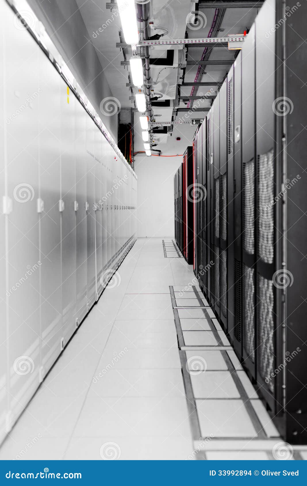 Limpie El Interior Industrial De Un Cuarto Del Servidor Foto de archivo ...