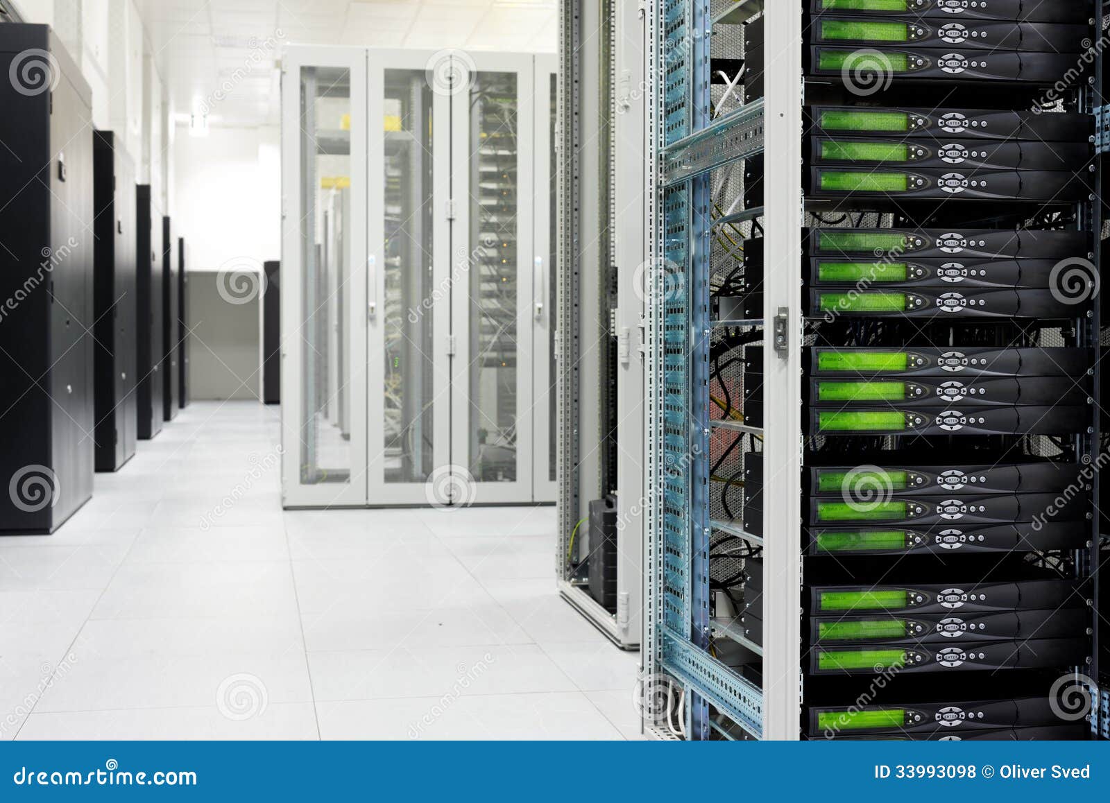 Limpie El Interior Industrial De Un Cuarto Del Servidor Foto de archivo ...