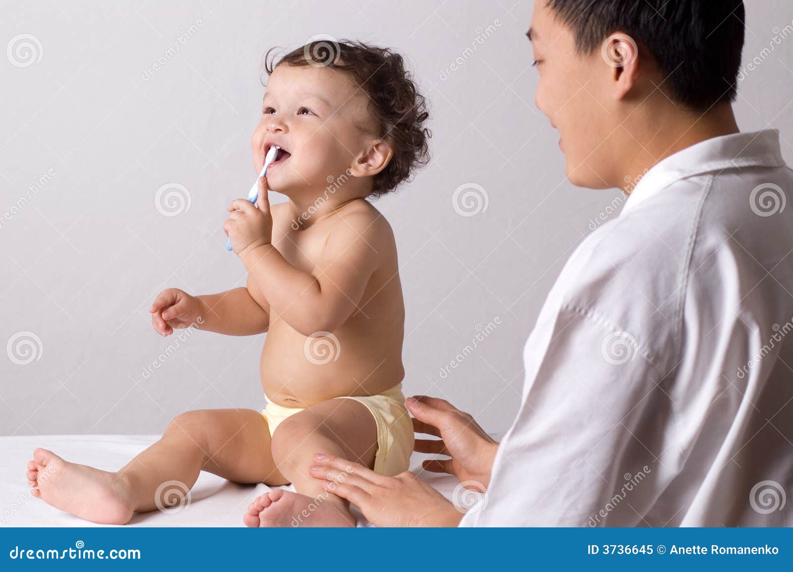 Limpie los dientes. imagen de archivo. Imagen de fondo - 3736645