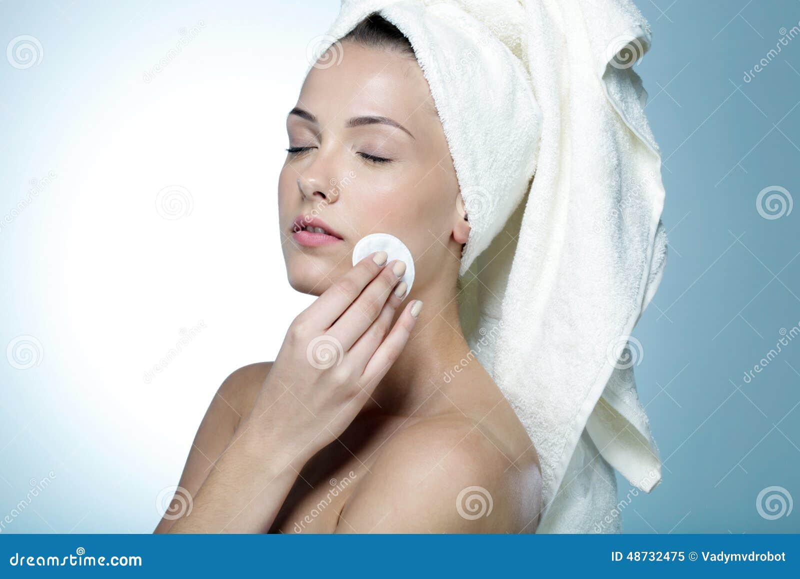 Limpieza De La Mujer Su Cara Imagen de archivo - Imagen de mirada ...