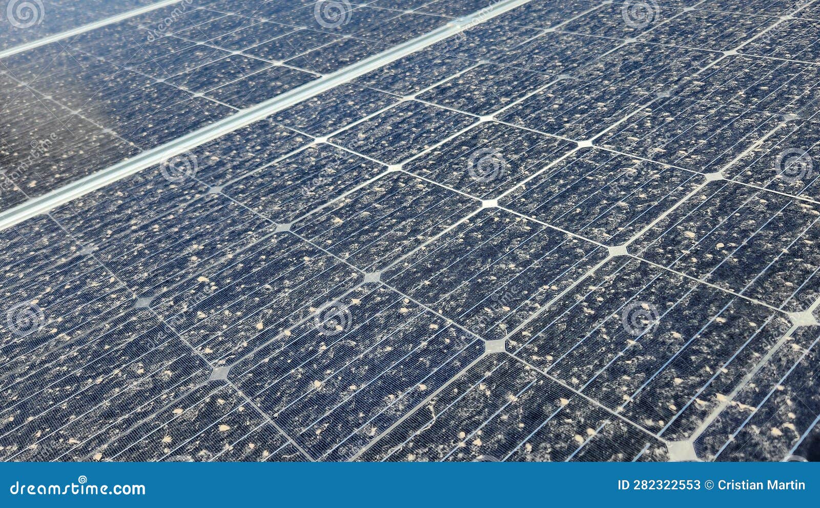 Limpieza De Paneles Solares Sucios. Mantenimiento Imagen de archivo ...