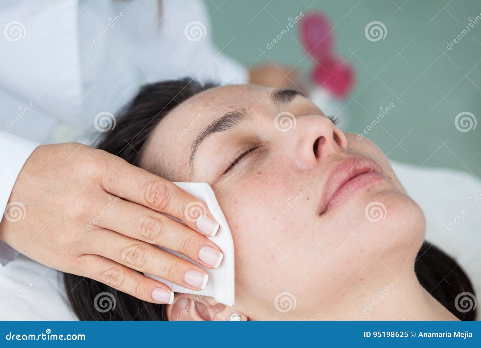 Limpieza De Una Cara Del Paciente De La Mujer Imagen de archivo ...