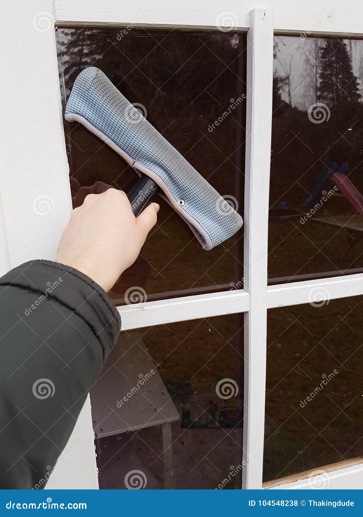 Limpieza De Una Ventana Sucia De Exterior Foto de archivo - Imagen de ...