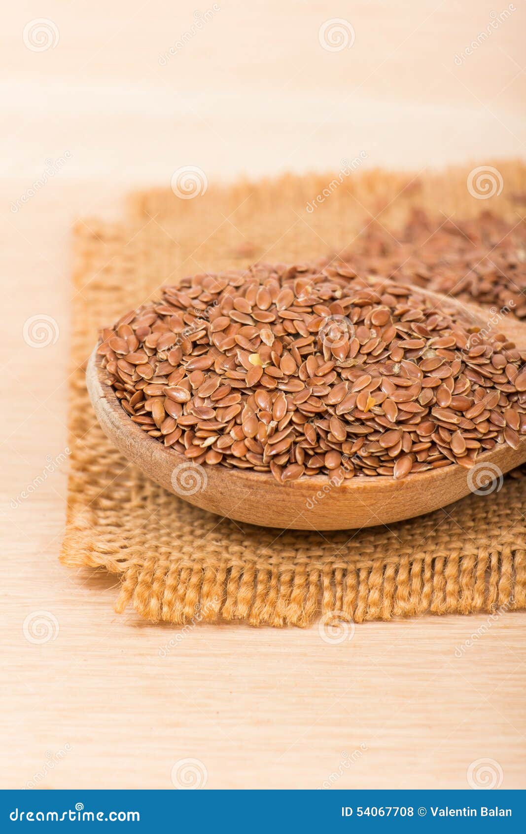 Linaza En La Tabla De Madera Foto de archivo - Imagen de aislado ...