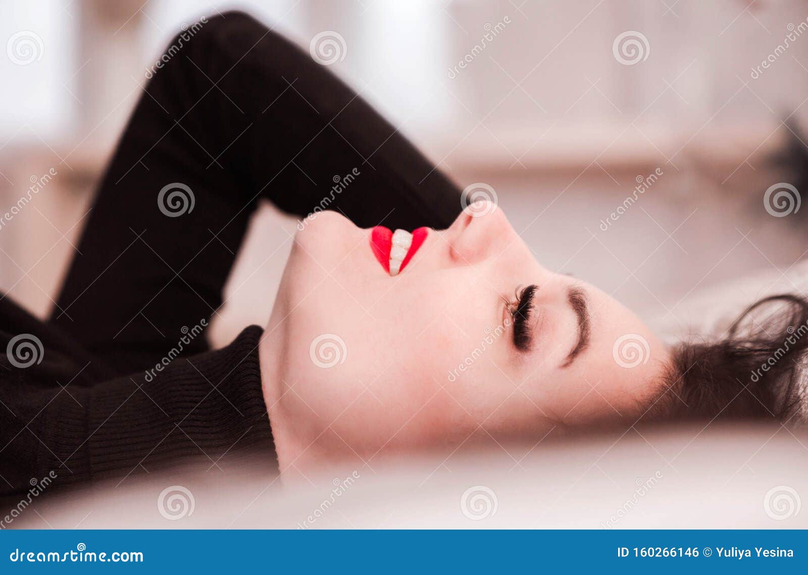 Linda E Sensual Garota Morena Posando Na Cama Foto De Stock Imagem De