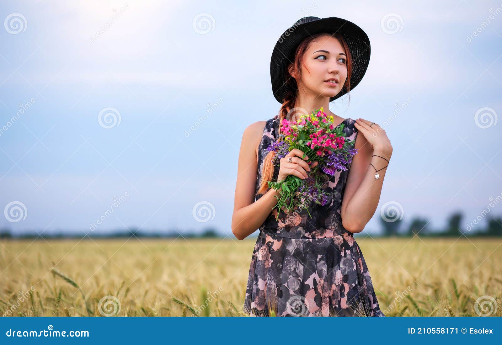 Linda Garota Ao Ar Livre Apreciando A Natureza Linda Adolescente