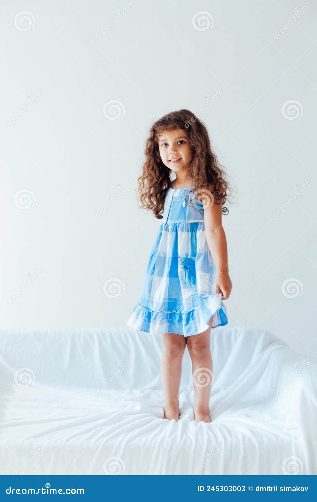 Linda Menina Encaracolada Com Um Vestido Azul Imagem De Stock Imagem