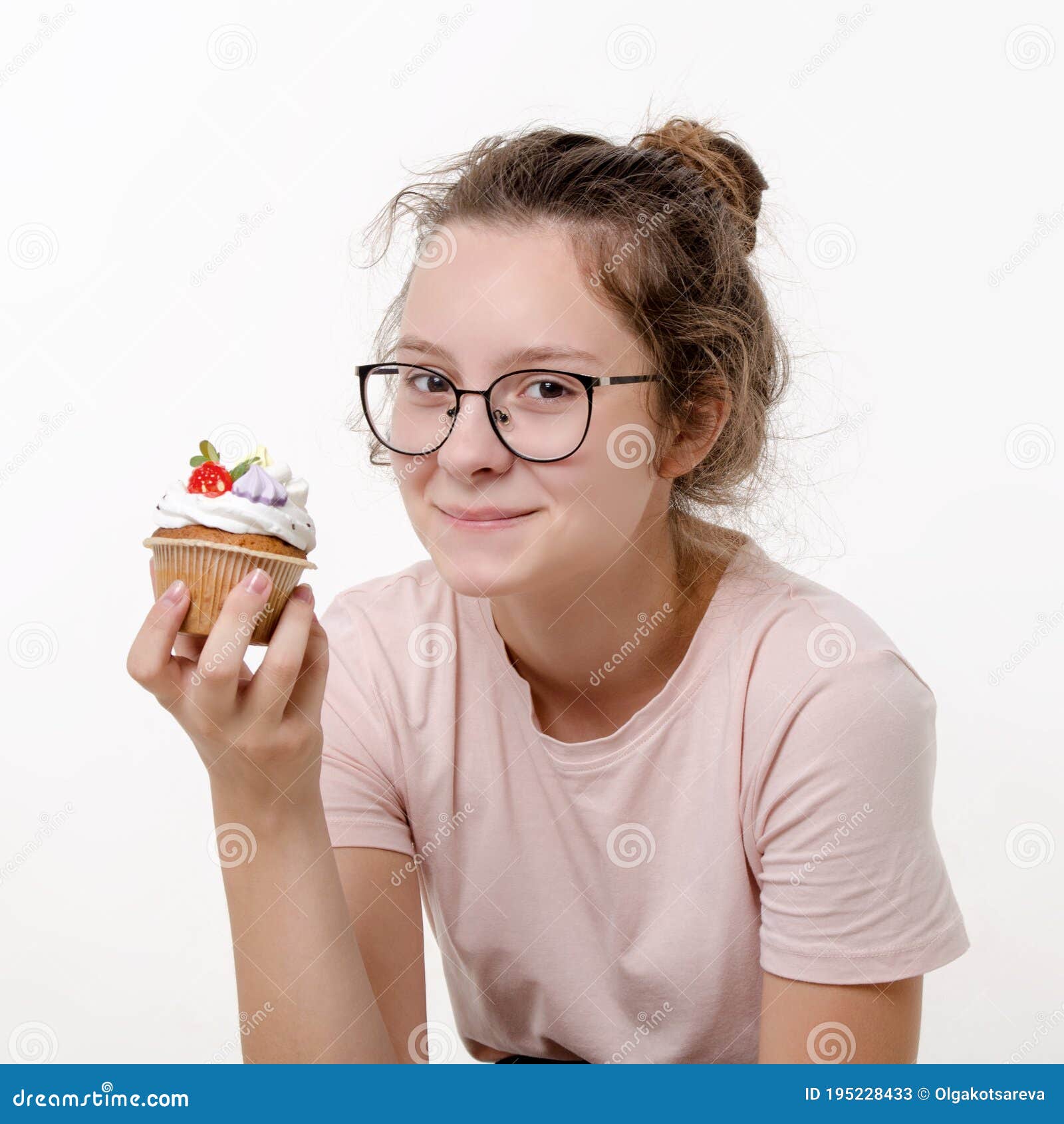 Linda Y Hermosa Chica Adolescente Con Gafas Comiendo Pastel De Crema