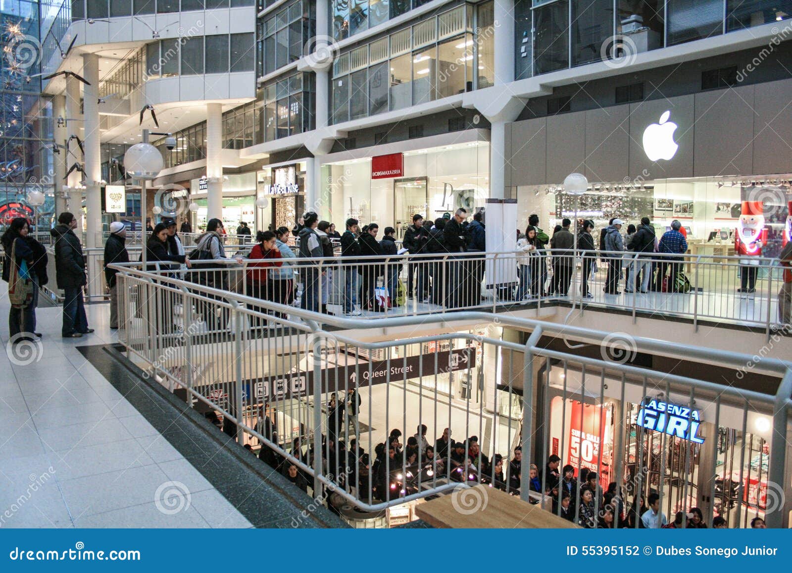 Line in Apple Store editorial photography. Image of economy - 55395152