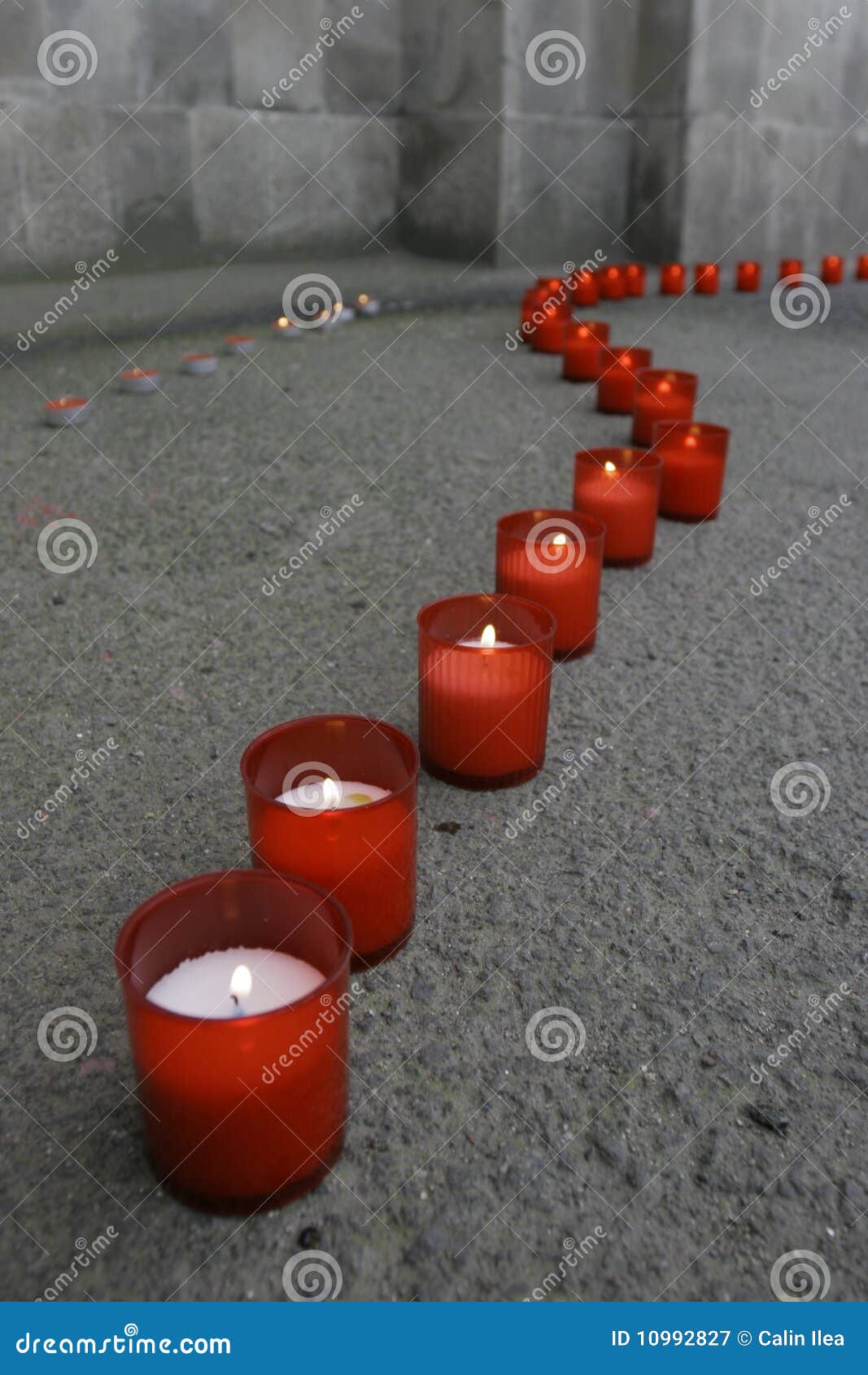 Line of red candles stock image. Image of pray, candlelight - 10992827