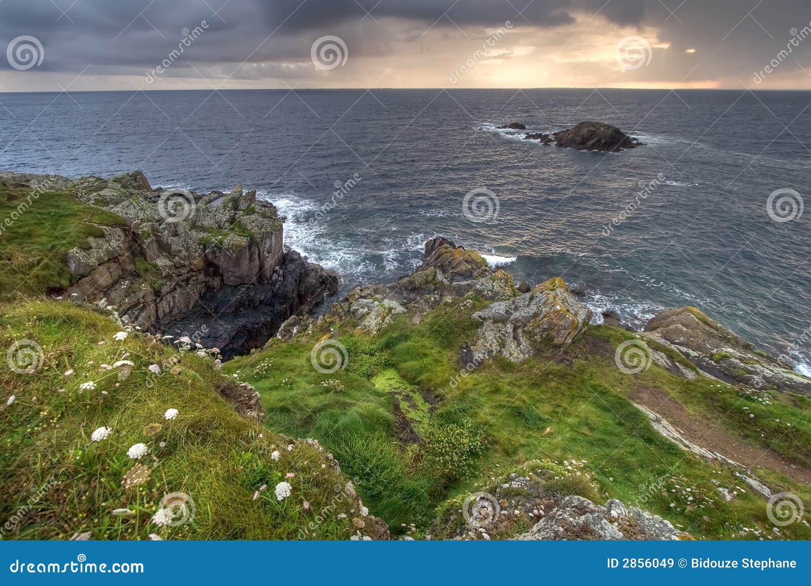 Linea Costiera Verde Al Crepuscolo Immagine Stock - Immagine di francia ...