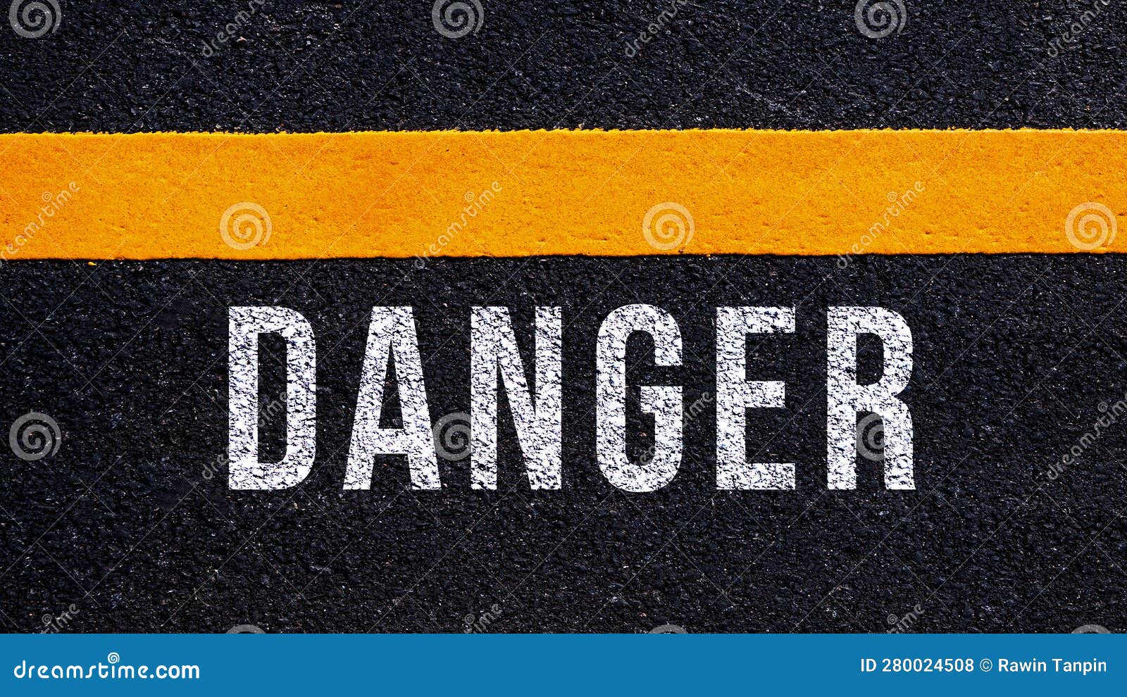 Linea Gialla E Scritta in Pericolo Sulla Strada in Mezzo Alla Strada ...