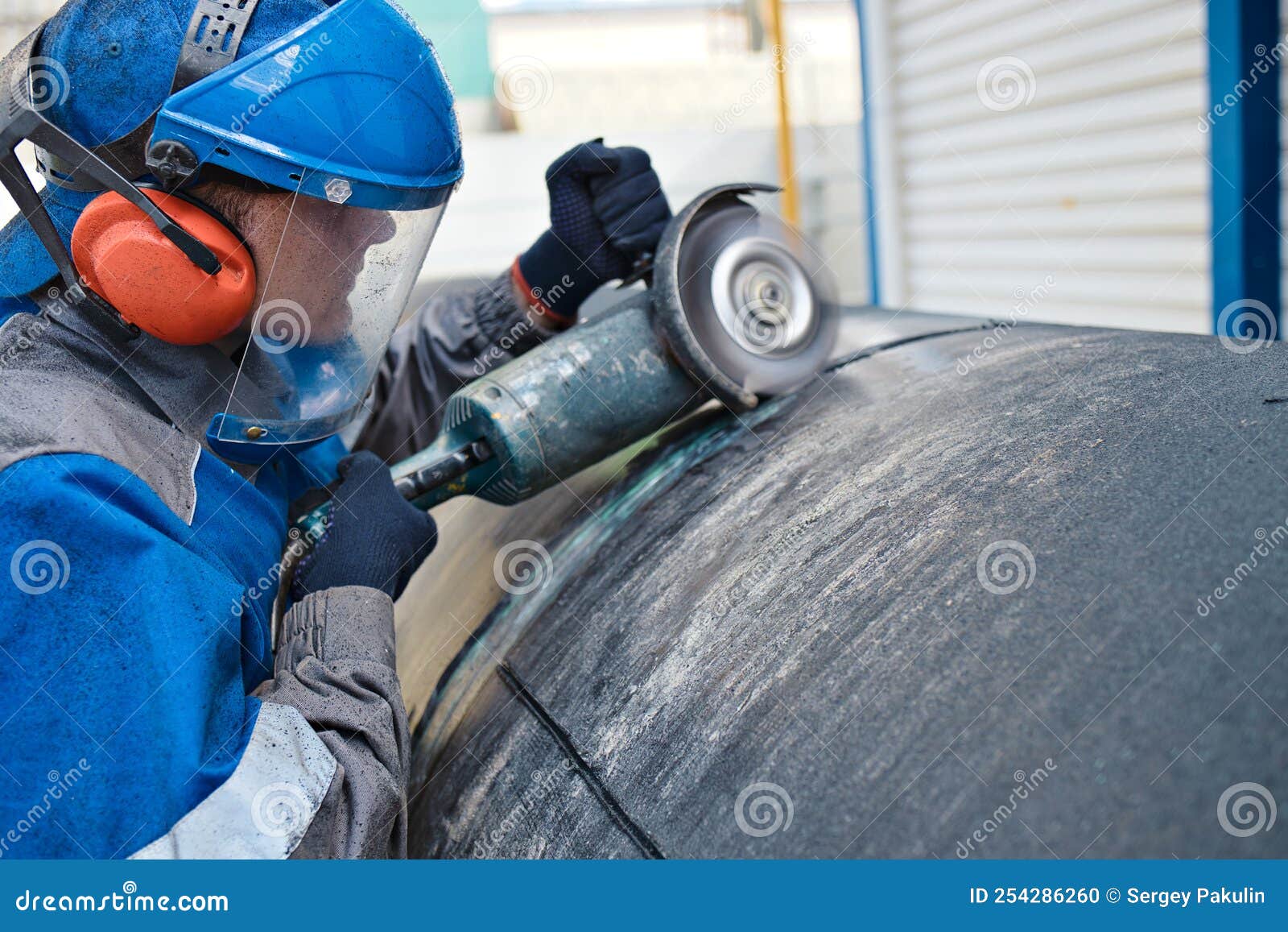 Linear Fitter or Pipeliner Removes Plastic Insulation from Large ...