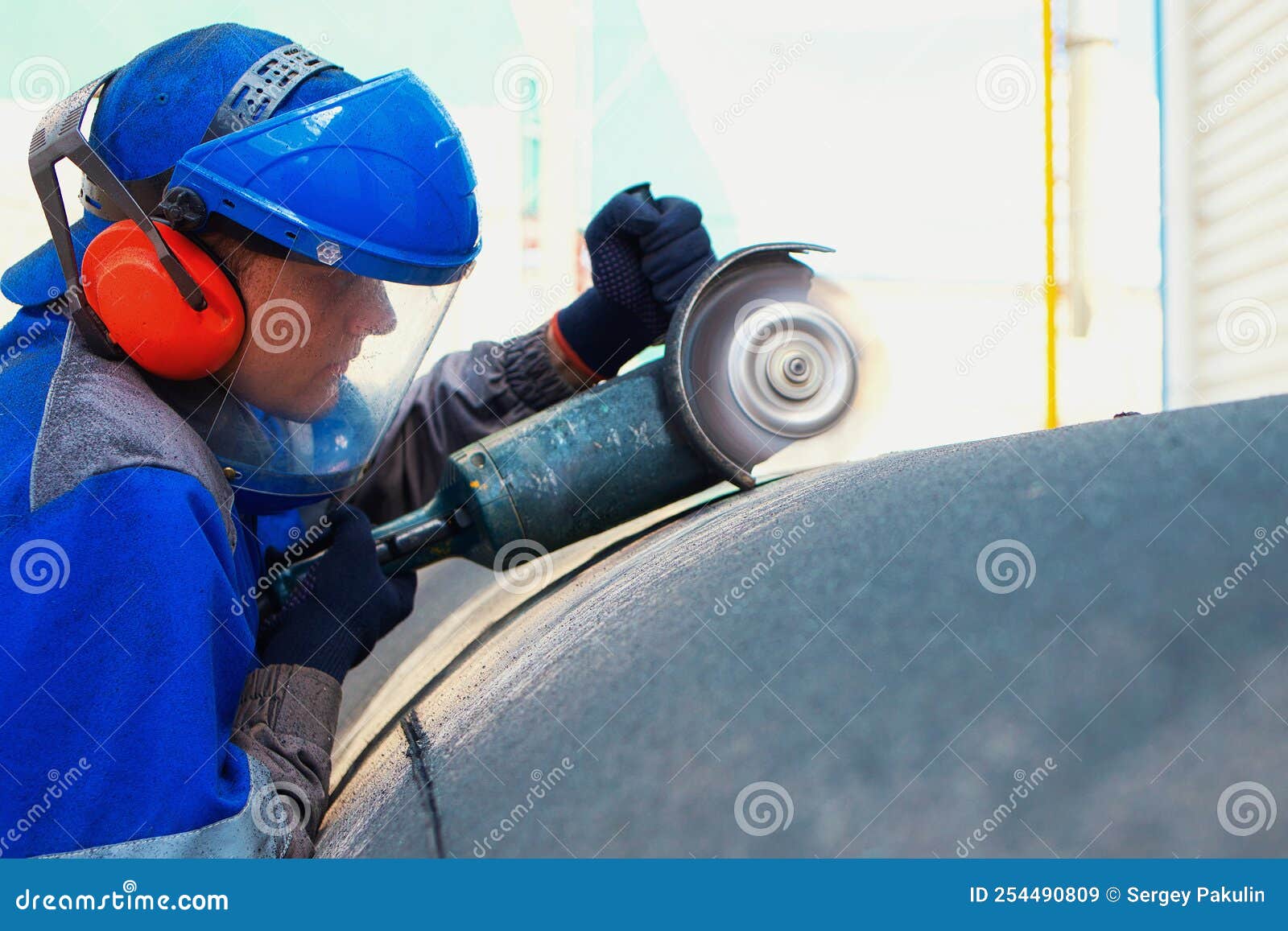 Linear Fitter or Pipeliner Removes Plastic Insulation from Large ...