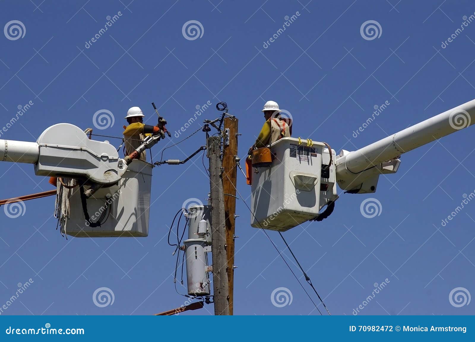 Linemen at Work editorial photography. Image of pole - 70982472