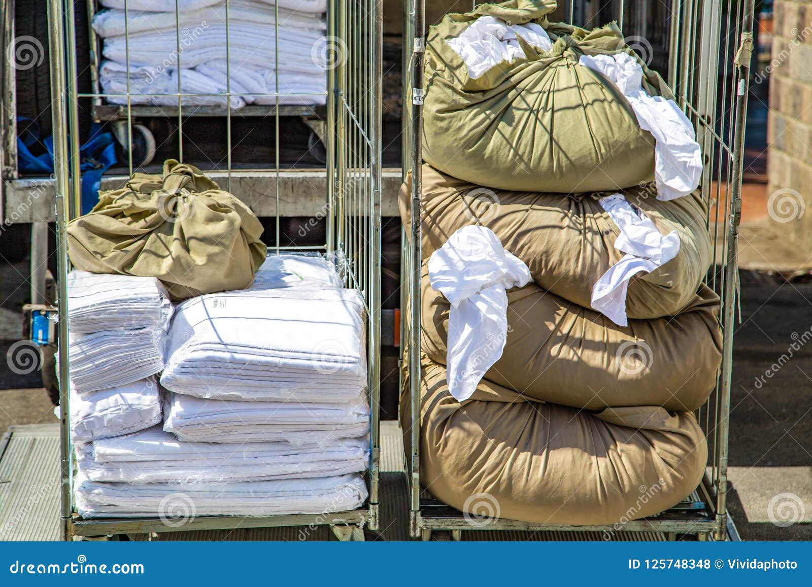 Linge propre et linge sale photo stock. Image du chariots - 125748348