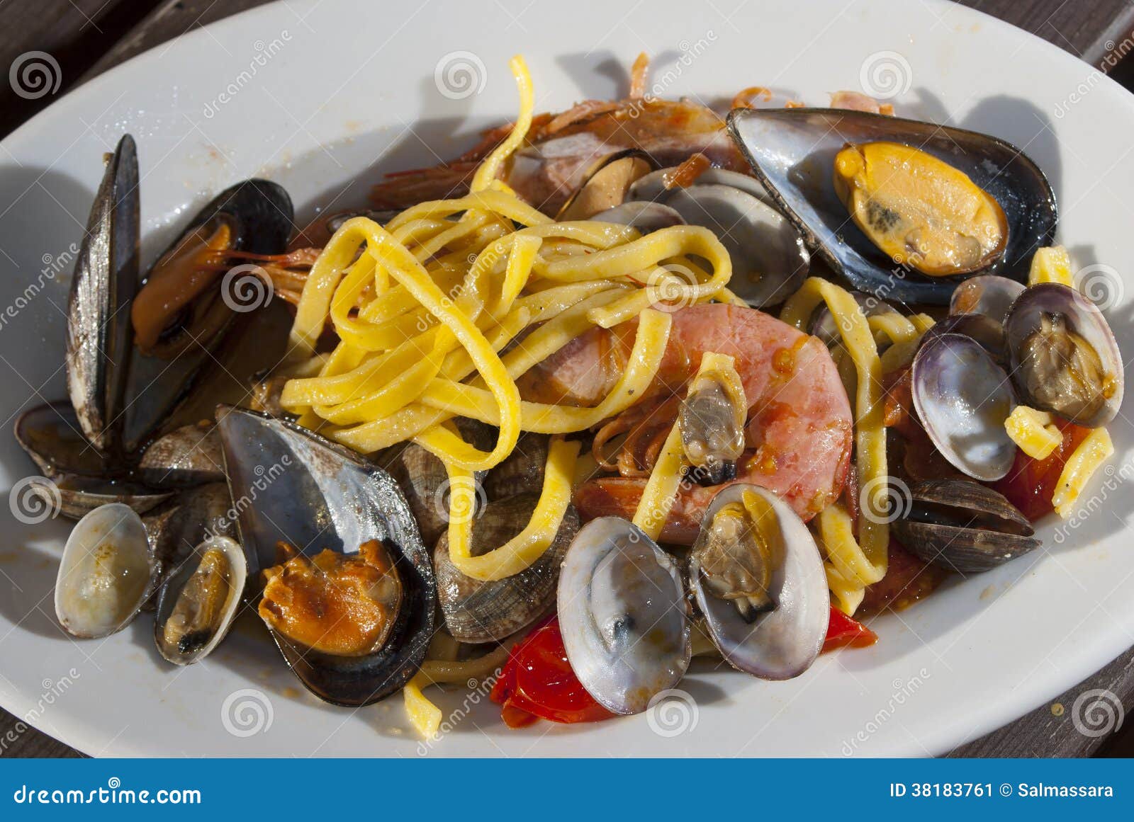 Linguine allo scoglio stock image. Image of seafood, spaghetti - 38183761