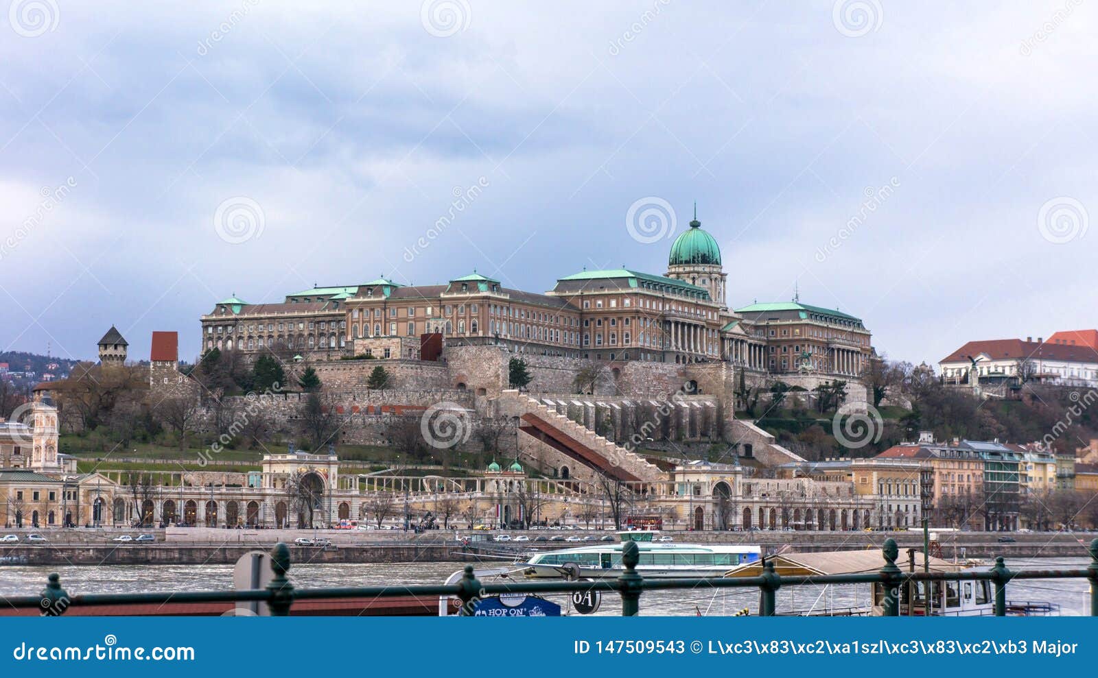 Linha Do Horizonte De Budapeste Com O Castelo De Buda Ao Fundo Imagem ...