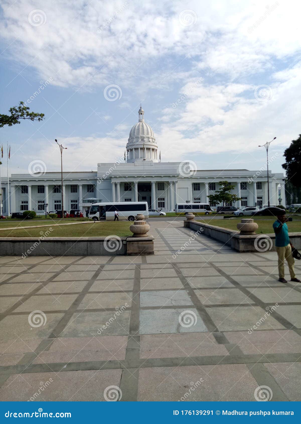 Linhas E Formas Da Torre De Arquitetura Do Colombo Foto Editorial ...